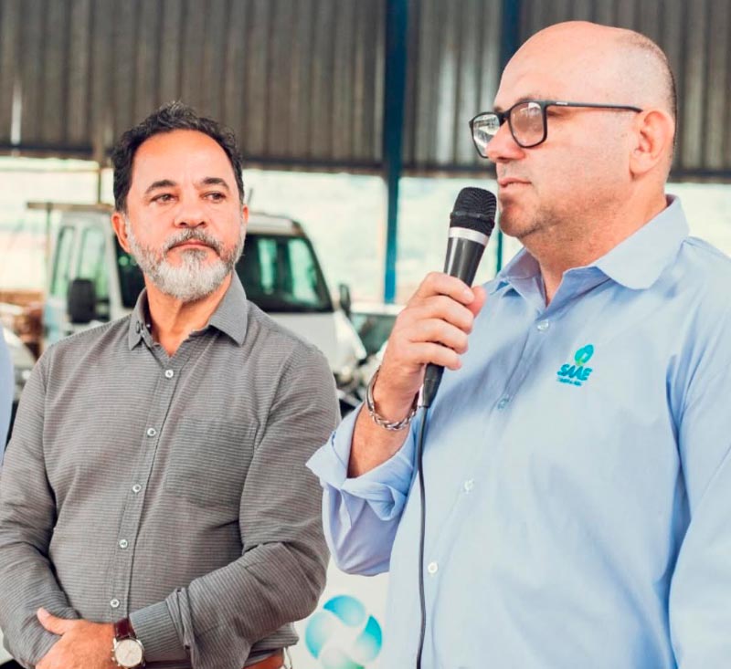Marco Lage apresenta Valdeci, presidente do SAAE, aos funcionários - Átila Lemos